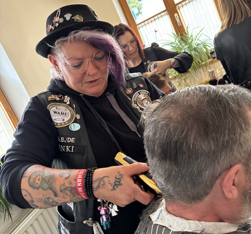 "Barber Angels" schenken Haarschnitte...