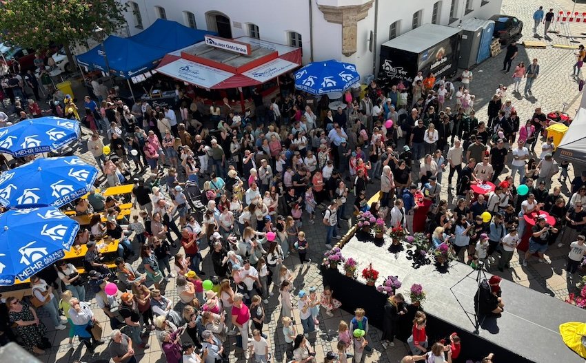 Eine proppenvolle Innenstadt zum 25. "Memmingen blüht"